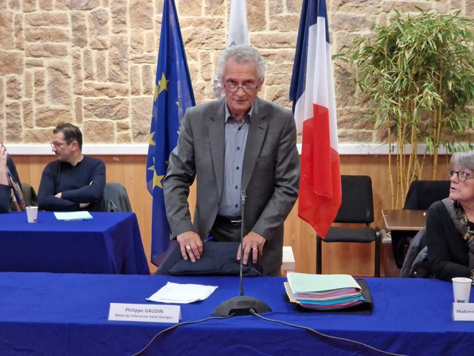 Le maire de Villeneuve-Saint-Georges fait un salut nazi et crie « Heil ...