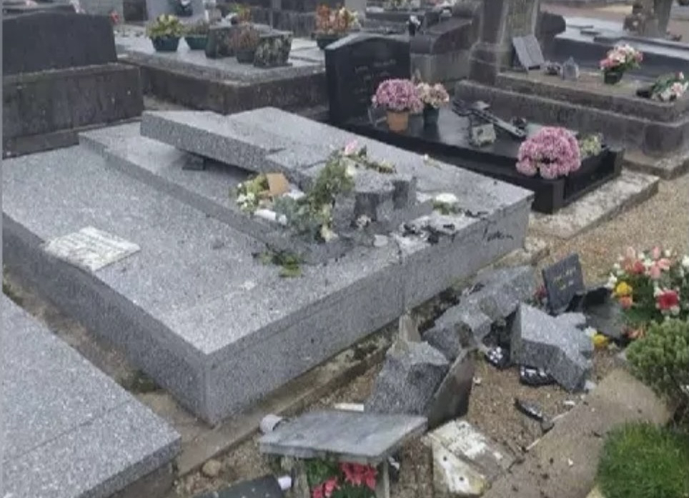 La tombe de l’antijuif Jean-Marie Le Pen vandalisée à coups de masse en Bretagne – LDJ